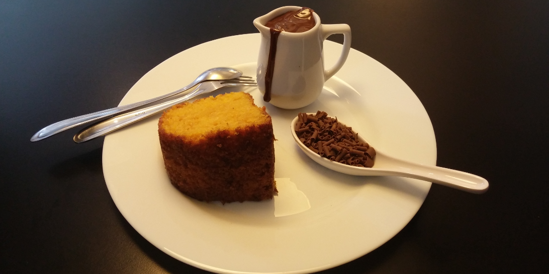 O bolo de cenoura do Maria Moça Bistrô | Juicy Santos