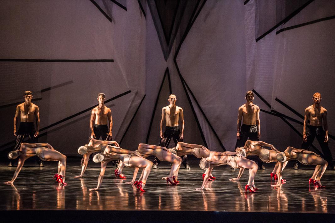 Espetáculo de dança EleEla, em Santos
