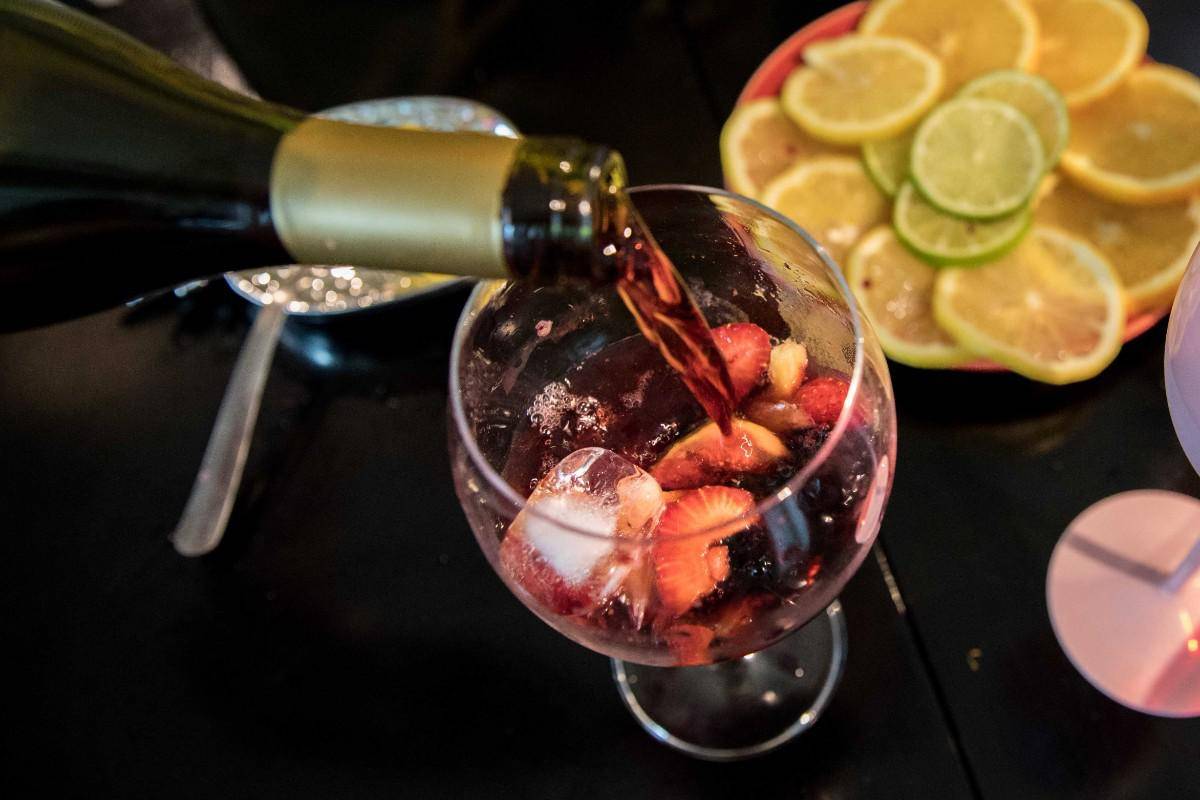 5 receitas refrescantes de drinques com vinho | Juicy Santos