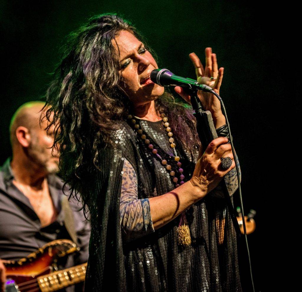Sari Schorr mostra garra e talento em Live In Europe | Juicy Santos
