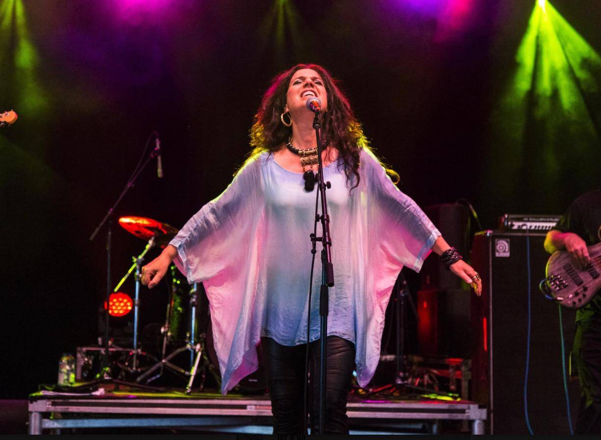 Sari Schorr mostra garra e talento em Live In Europe | Juicy Santos