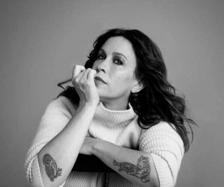 Alanis Morissette retorna com Such Pretty Forks In The Road | Juicy Santos