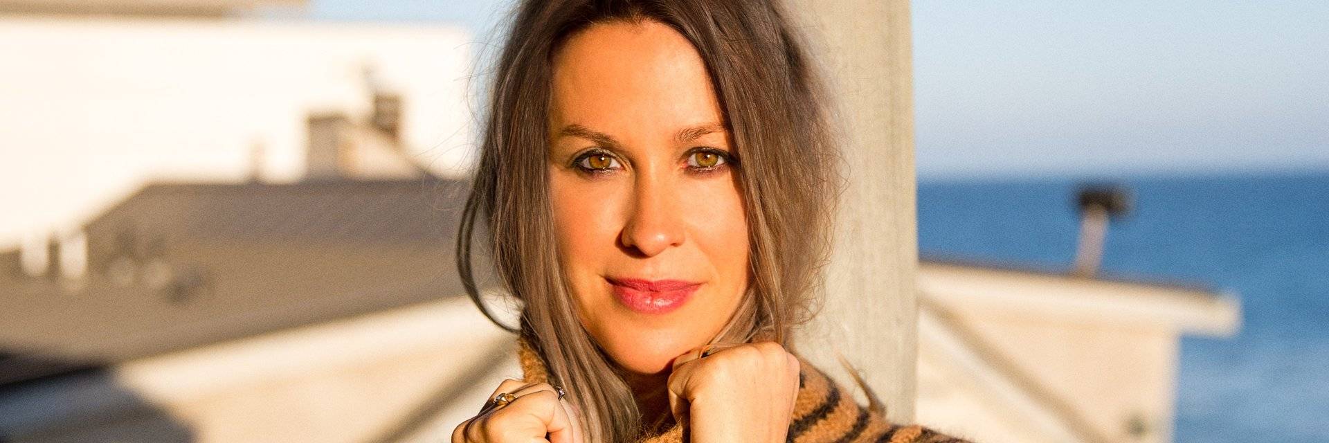 Alanis Morissette retorna com Such Pretty Forks In The Road | Juicy Santos